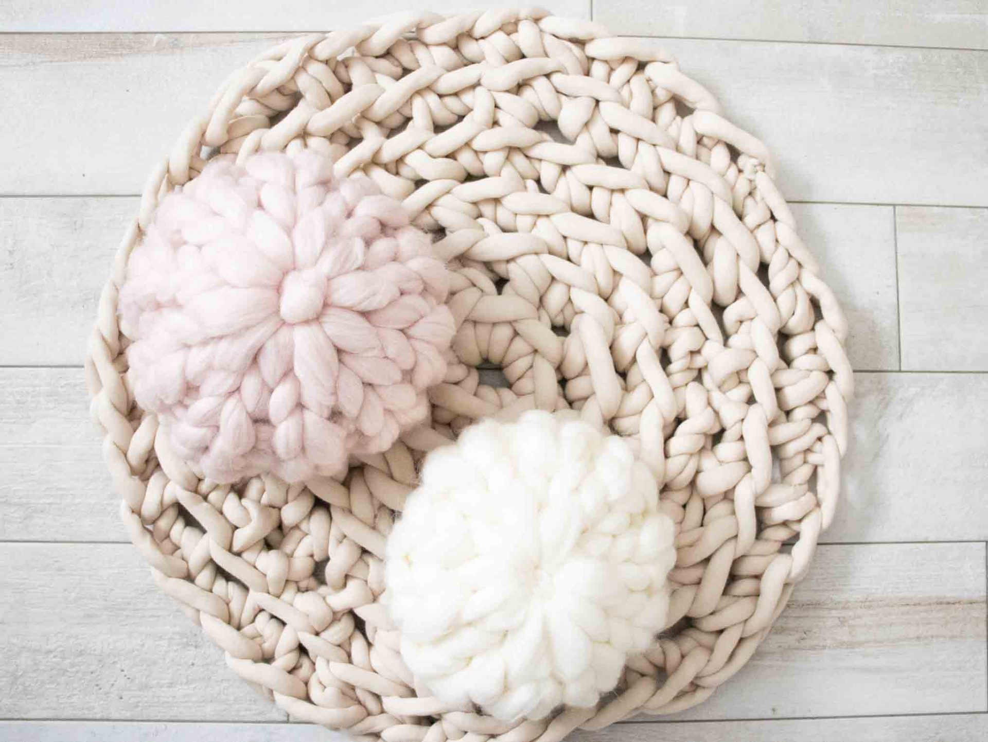 XXL Häkelteppich- Der Trend: Arm-Stricken-/ Häkeln (Arm-Knitting)