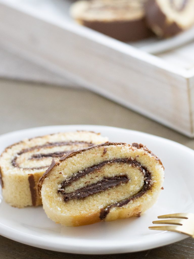 Biskuitrolle mit Nutella-Füllung