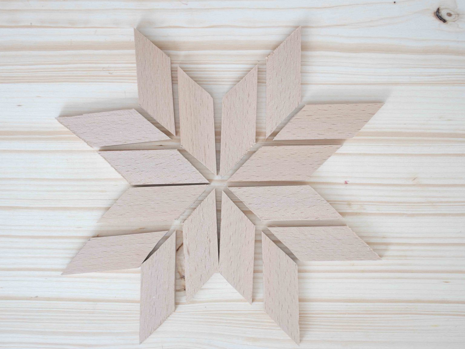 Sterne und Schneeflocken aus Holz basteln